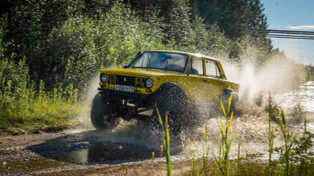 Cette Lada 2101 est un véritable Monster Truck avec un V8 sous le capot