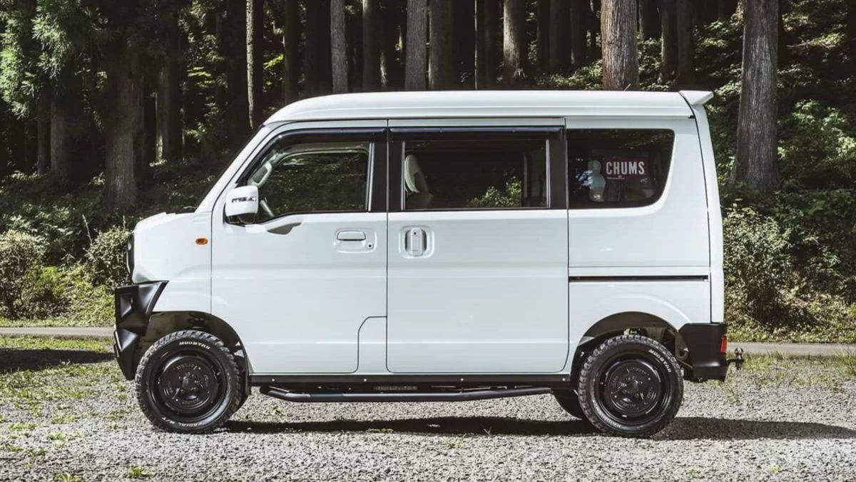 Ce tuner japonais transforme le Suzuki Every en Jimny. Enfin presque.