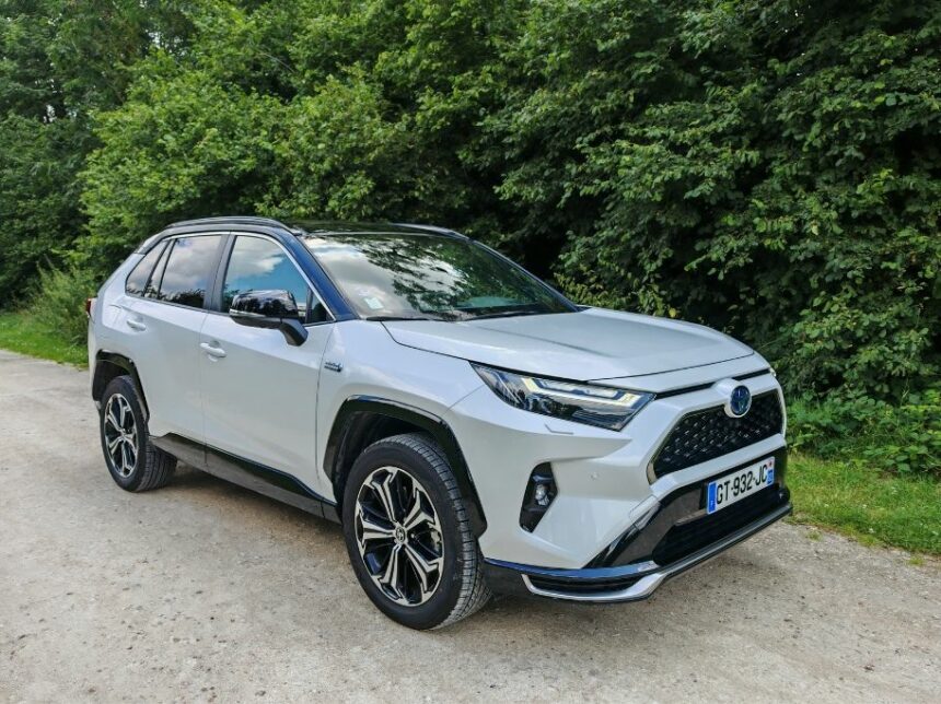 Essai Toyota RAV4 hybride rechargeable : pile et face