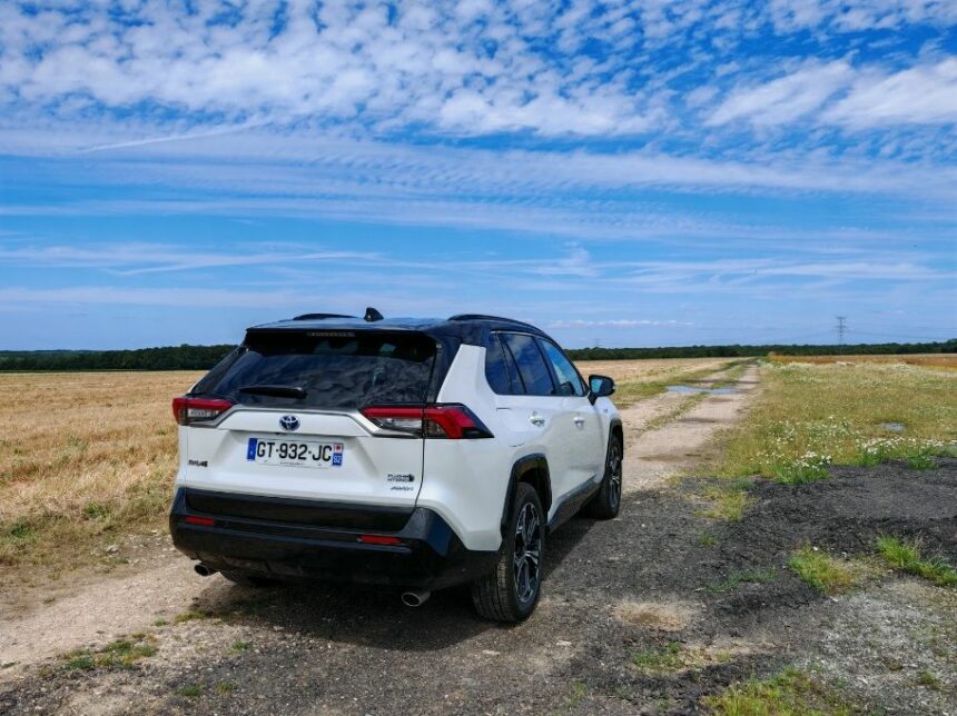 Essai Toyota RAV4 hybride rechargeable : pile et face