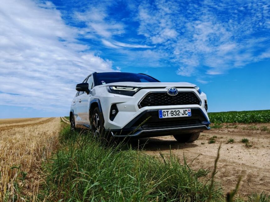 Essai Toyota RAV4 hybride rechargeable : pile et face